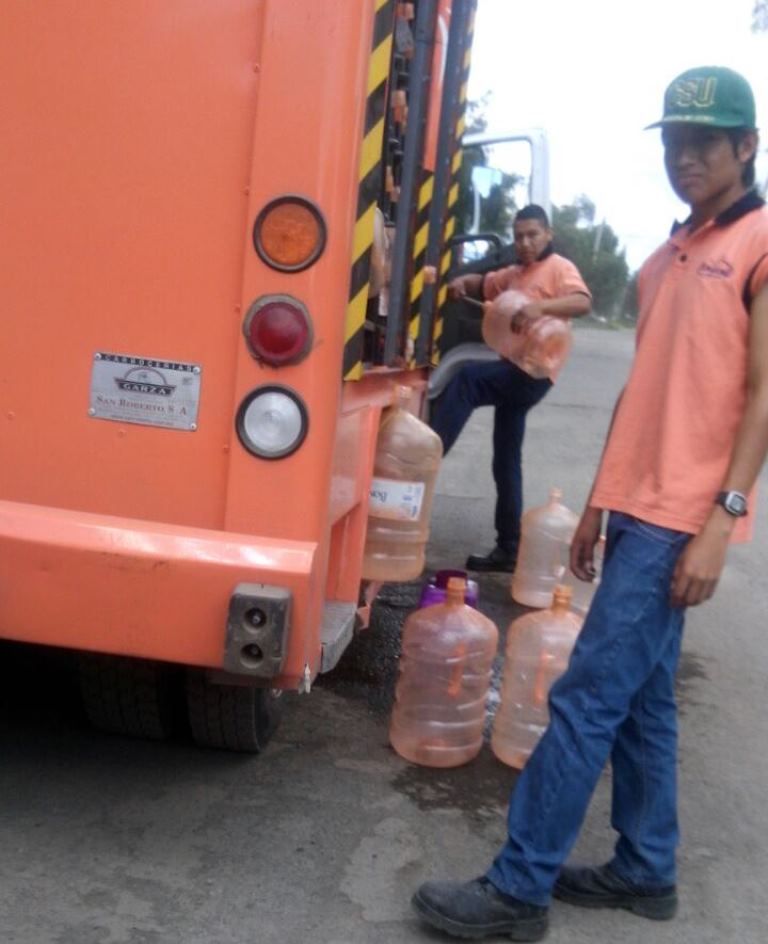 Empleados de Bonafont lavan y rellenan garrafones en las esquinas